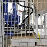 China Yaskawa GP180 180kg Payload Palletizing Robot 1702mm Reach Carton Stacking for sale
