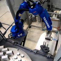 China Yaskawa GP25 25kg Payload Handling Robot 1730mm Reach CNC Loading 3D Vision for sale