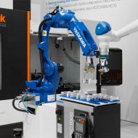 China Yaskawa GP12 12kg Payload Handling Robot 1440mm Reach CNC Machining Center for sale