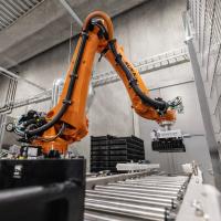 China KUKA KR180 R2900-2 180kg Payload Palletizing Robot 2900mm Reach Gripper for sale