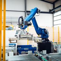 China KUKA KR90 R2300 90kg Payload Palletizing Robot 2300mm Reach Warehouse for sale