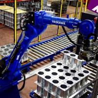 China Yaskawa GP180 180kg Payload Palletizing Robot 2702mm Reach Heavy Load Handling for sale