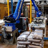 China Yaskawa GP110 110kg Payload Palletizing Robot 2236mm Reach with 3D Vision for sale