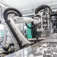 China KUKA KR140 140kg Payload Palletizing Robot 2000mm Reach IP65 Cold Storage for sale
