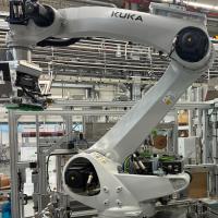 China KUKA KR140 140kg Payload Palletizing Robot 2000mm Reach IP65 Cold Storage for sale