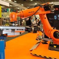 China KUKA KR120 R2300 120kg Payload Palletizing Robot 2300mm Reach Suction Cup for sale
