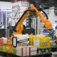 China KUKA KR120 R2300 120kg Payload Palletizing Robot 2300mm Reach Suction Cup for sale