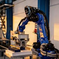 China Yaskawa 180kg Payload Assembly Robot 6-Axis Heavy Duty Workstation for sale