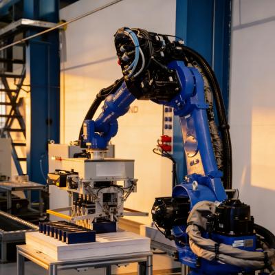 China Yaskawa 180kg Payload Assembly Robot 6-Axis Heavy Duty Workstation for sale