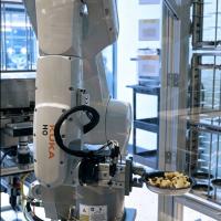 China KUKA KR 7 R900-3 Robot 24H High-Speed Sorting Packaging Machine for Food Industry PLC Motor Flexible Gripper Reduces Food Damage for sale