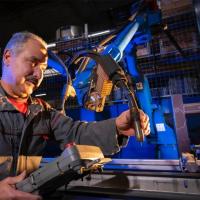 China Yaskawa AR2010 Seam Tracking Welding System with YRC1000 Cabinet for sale