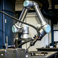 China Collaborative Robot UR7e 7.5kg Payload 920mm Reach Flexible Cobot Arm for Mig Tig for sale