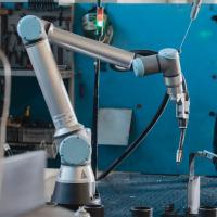 China Collaborative Robot UR7e 7.5kg Payload 920mm Reach Flexible Cobot Arm for Mig Tig for sale