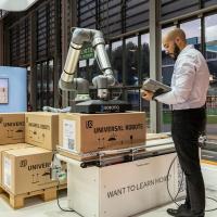 China High Efficiency UR20 25kg Payload 6 Axis Robotic Arm Palletizing Cobot Robot for sale