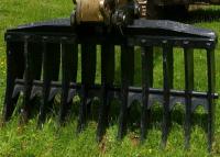 China 8T Mini Excavator Brush Rake Mechanical Root Rake Bucket 8 Teeth for sale