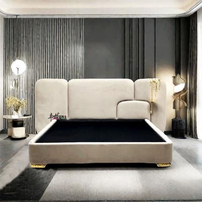 China Deluxe King Bed Luxury Bedroom Furniture Classic Widescreen Padded Custom High End Design for sale