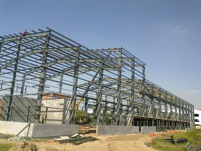 China Lightweight Industrial Steel Building Q235 Q355B Portal Frame Construction 80m Span for sale