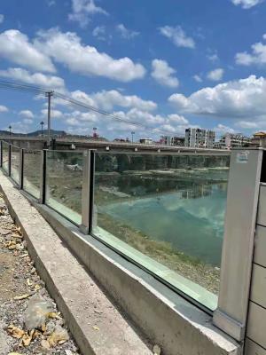 China 0.2-2.5M Size Glass Flood Wall For Project Glass Flood Barrier Anodized Silver for sale