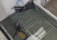 China Silvery White Water Driven Flip Up Flood Barrier Aluminium Alloy for sale