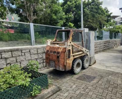 China Aluminum Reinforced Glass Flood Wall Landscape Flood Control Anodized Silver for sale