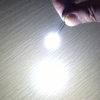 China LED Light Emitting Diode 5mm 8000K White 30000mcd Super Bright Round Clear Lens With Flange for sale