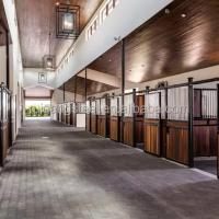 China Modern Steel Horse Stable for Horse Riding Farmhouse Use Convenient Horse Riding House Warehouse Design for sale