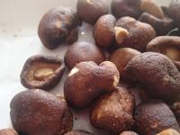 China Wholesale Dried Mini Mushroom Snack Vacuum Fried No Add Color 12 Months Shelf Life for sale