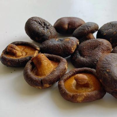 China BRC Certified Vacuum Fried Crispy Shiitake Mushrooms 5kg Salty Healthy Vegetable Snack for sale