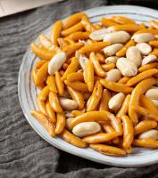 China Japanese Persimmon Seed Shaped Rice Crackers with Peanuts - 12 Month Shelf Life Roasted Nut Snack for sale
