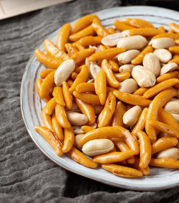 China Japanese Persimmon Seed Shaped Rice Crackers with Peanuts - 12 Month Shelf Life Roasted Nut Snack for sale