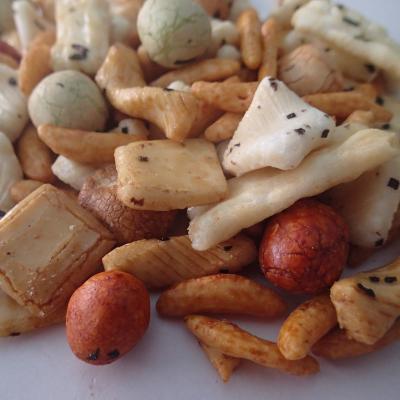 China Japanese Baked Rice Cracker Mix with Coated Peanuts - 7.5kg Bulk Packaging, 3 Ton MOQ for sale