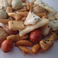 China Wholesale Japanese Mixed Rice Cracker and Peanuts Snack 7.5kg Bulk Low Fat Baked for sale