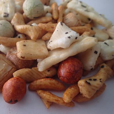 China Wholesale Japanese Mixed Rice Cracker and Peanuts Snack 7.5kg Bulk Low Fat Baked for sale