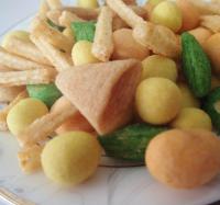 China Gluten Free Chinese Rice Cracker Mix with Nuts 2.5kg Aluminium Bag Crispy Triangle Snack for sale