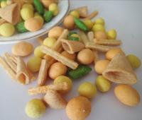 China Gluten Free Chinese Rice Cracker Mix with Nuts 2.5kg Aluminium Bag Crispy Triangle Snack for sale
