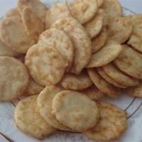 China Baked Rice Cracker Grain Snack 12 Month Shelf Life BBQ Cheese Pizza Corn Flavor OEM for sale