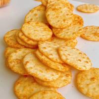 China Tomato Flavored Rice Crackers 2.5KG Baked Snacks with 12 Month Shelf Life and 4.5cm Diameter for sale
