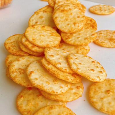 China Tomato Flavored Rice Crackers 2.5KG Baked Snacks with 12 Month Shelf Life and 4.5cm Diameter for sale