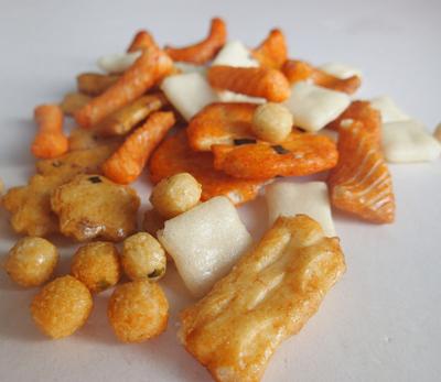 China Wholesale Mixed Rice Crackers 7.5kg Baked Grain Snack Healthy Crispy Salty for sale