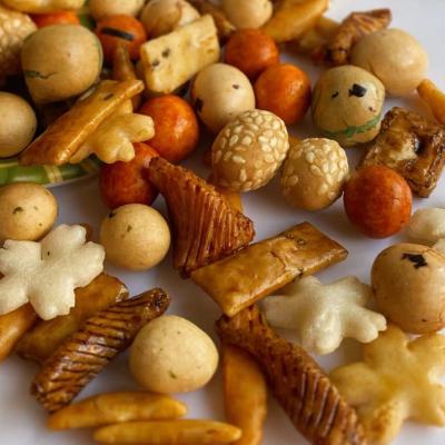 China Mixed Rice Crackers Salty Snack 7.5kg Bulk Baked Crispy Japanese Style Glutinous Rice Crackers for sale