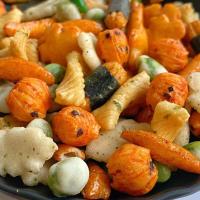 China OEM Snacks Mixed Rice Crackers Seaweed Roll Salted Peas Snack for sale
