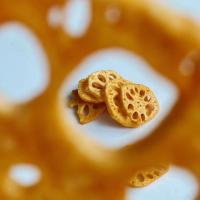 China Vacuum Fried Spicy Crawfish Flavor Lotus Root Chips 10 Months Shelf Life for sale
