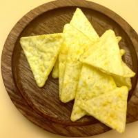 China Gluten Free Oven Baked Crispy Triangle Corn Cracker Chips 4.44g Fat Per Bag for sale