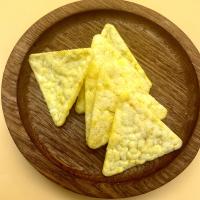 China Triangle Corn Cracker Chips Gluten Free Bursting with Natural Corn Taste for sale