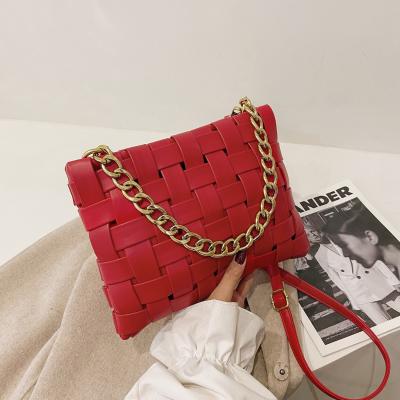 China PU Leather Woven Handbag 2024 Spring Korean Fashion Chain Shoulder Bag Crossbody Bag 30cm for sale