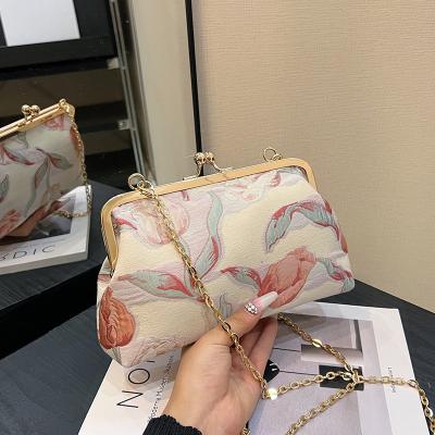 China Chinese Style Shell Crossbody Bag for Women Clip Chain Shoulder Bag 2024 Fashion Dinner Bag for sale
