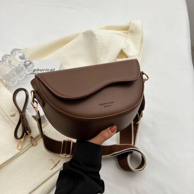 China Fashion Premium Niche PU Leather Saddle Bag One Shoulder Underarm Retro All in One Large Capacity 35x25x10cm for sale