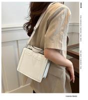 China Women's PU Leather Small Square Crossbody Bag 21x18x8cm Adjustable Shoulder Strap Commuter Handbag for sale