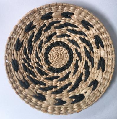 China Wholesale Seagrass Wicker Wall Baskets Hanging Decor 30cm Natural Handwoven for sale