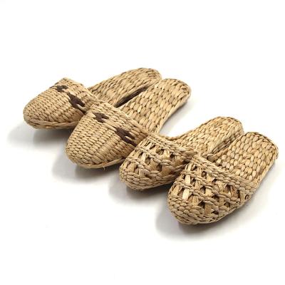 China Handmade Straw Slippers for Men and Women Unisex Flat Sandals Couple Style Summer Home Footwear for sale